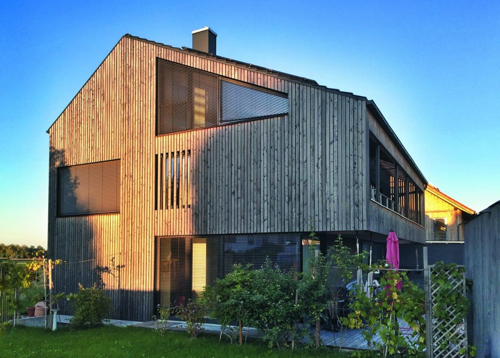 Holzhaus - moderne Fassade mit Holzverschalung - die BAZ
